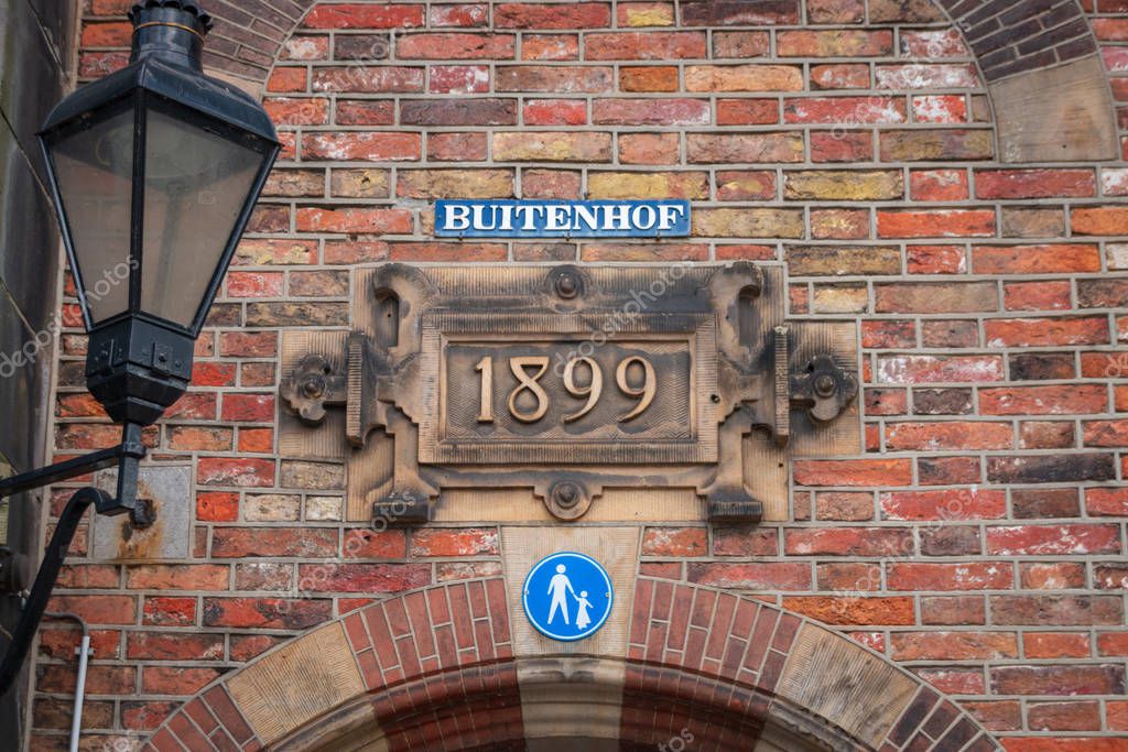Buitenhof 1899 inscripción en la pared de ladrillo en Den Haag (La Haya ...