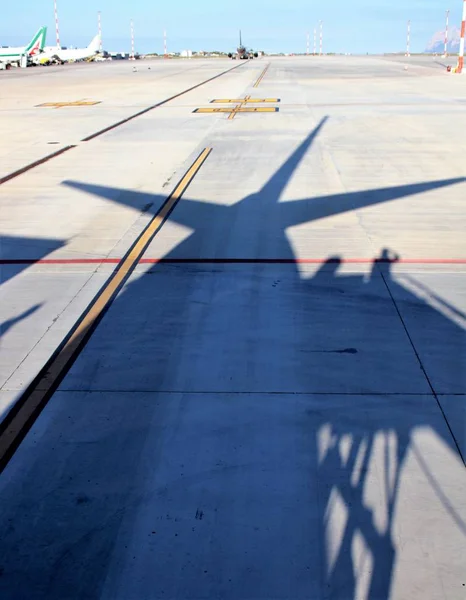 Airplane shadow Stock Photos, Royalty Free Airplane shadow Images ...