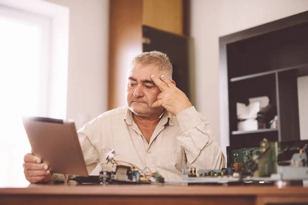 Man fixes electronics Stock Photo by ©bugarskipavle3.gmail.com 173659856