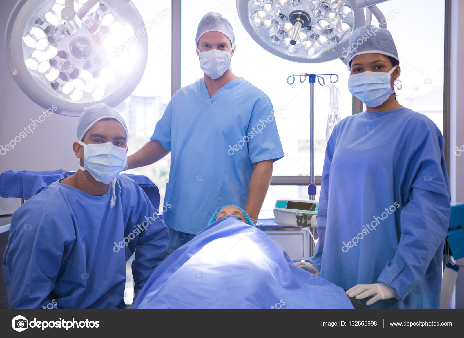 Surgeon with patient lying on bed — Stock Photo © Wavebreakmedia #132565998