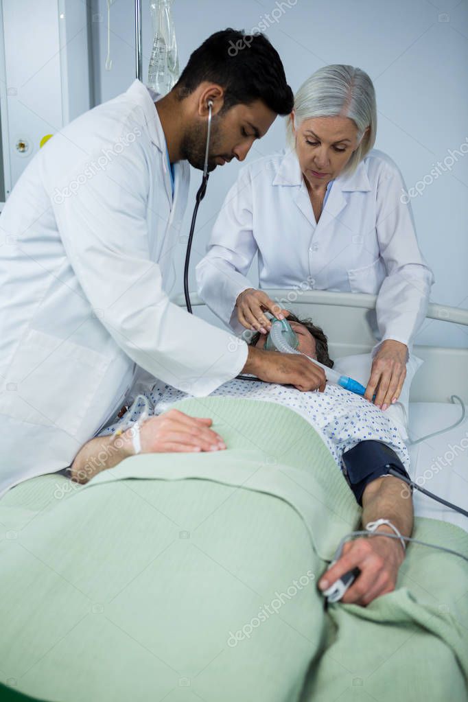 Médico colocando una máscara de oxígeno en la cara del paciente 2024