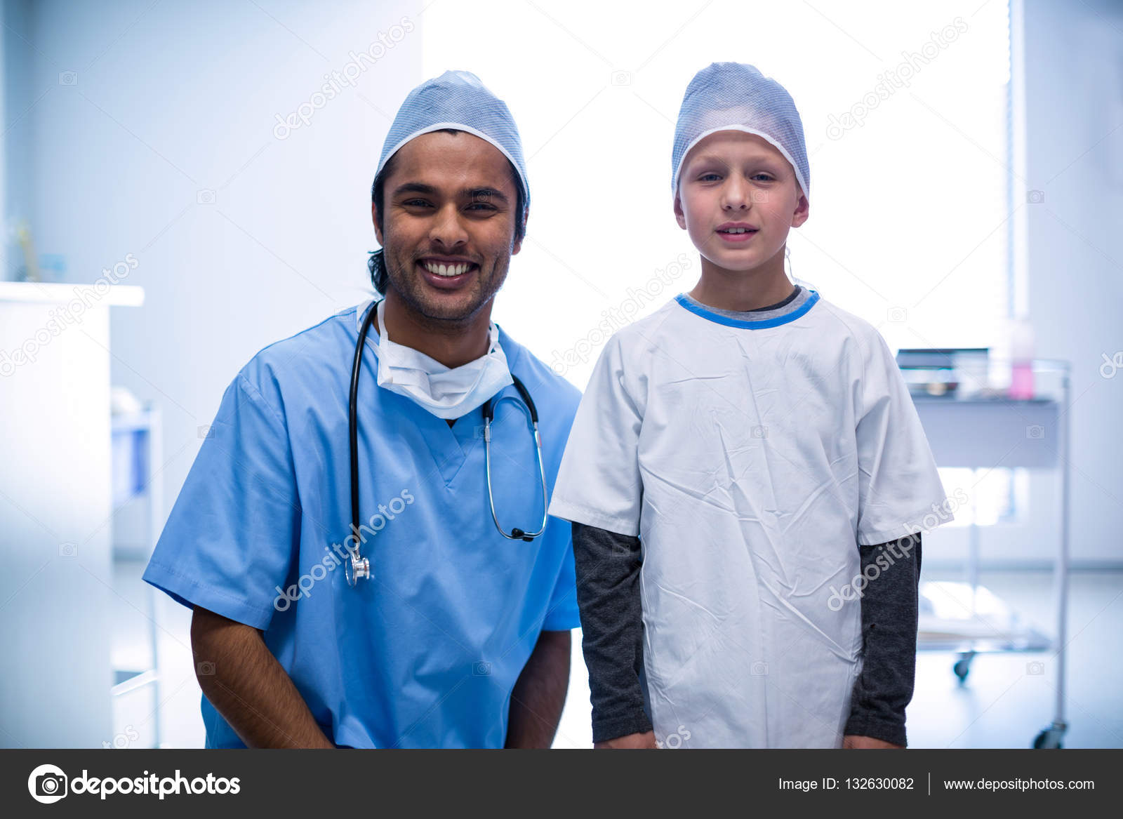 Surgeon and patient smiling — Stock Photo © Wavebreakmedia #132630082