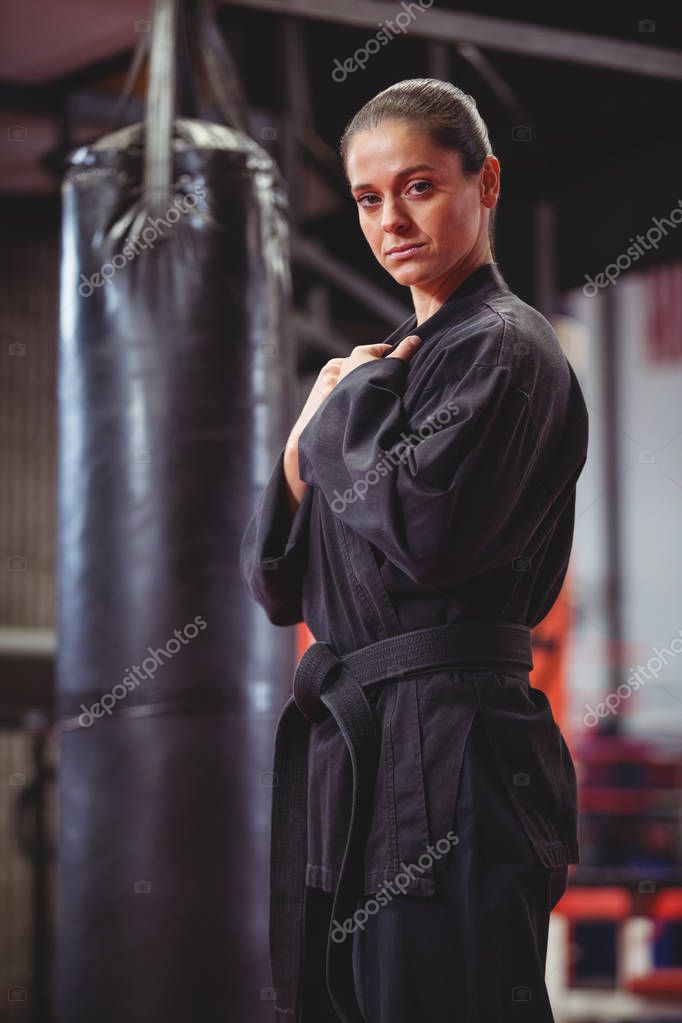 Jugadora de karate femenina realizando postura de karate 2022