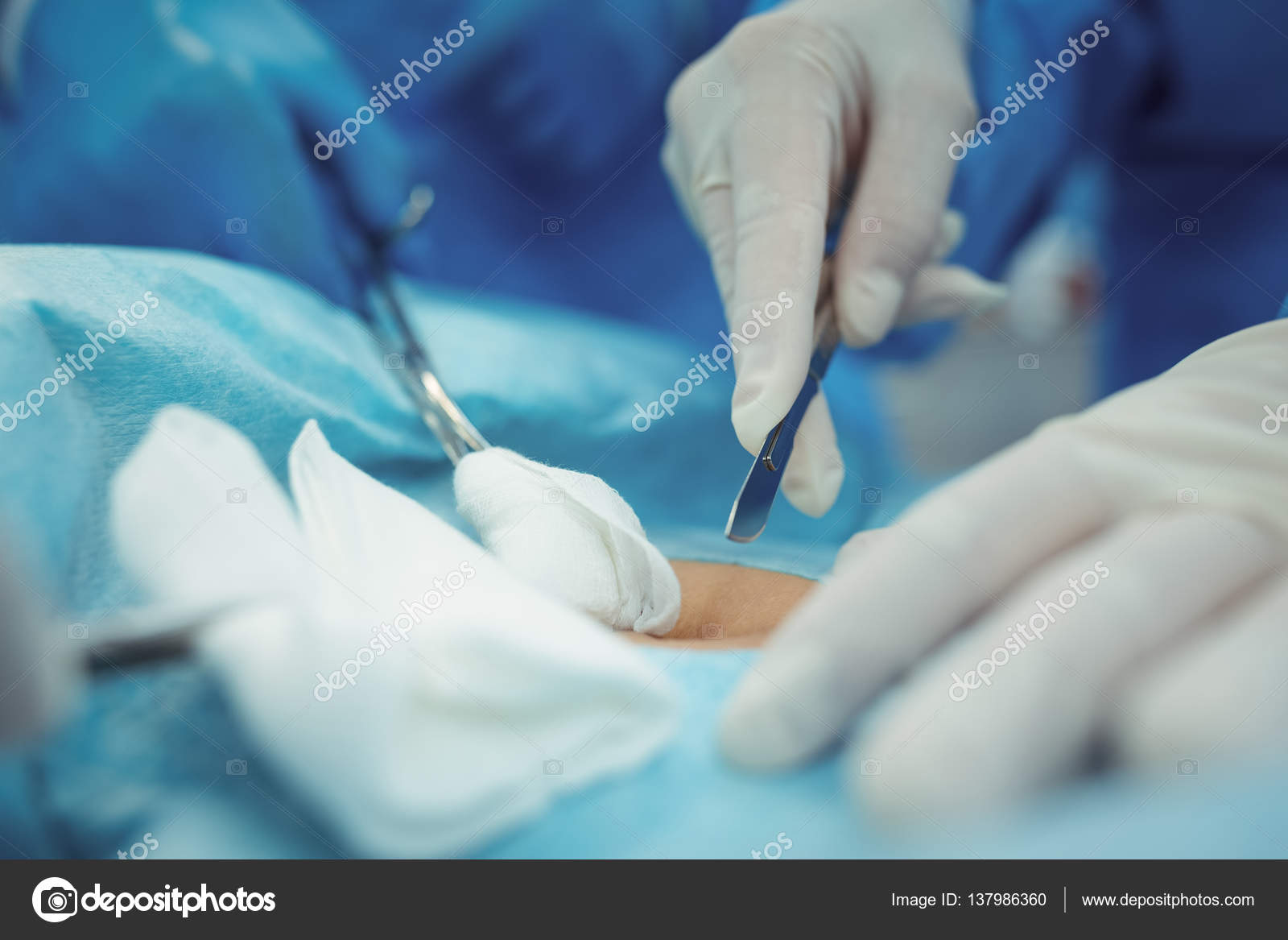 Surgeon with scalpel performing operation in operation theater — Stock ...