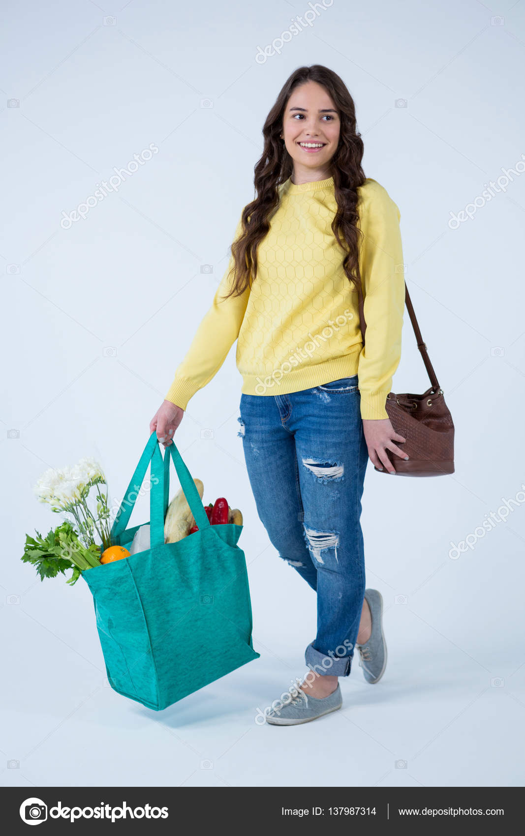 Mulher transportando saco de supermercado fotos, imagens de ... Mulher transportando saco de supermercado fotos, imagens de ...