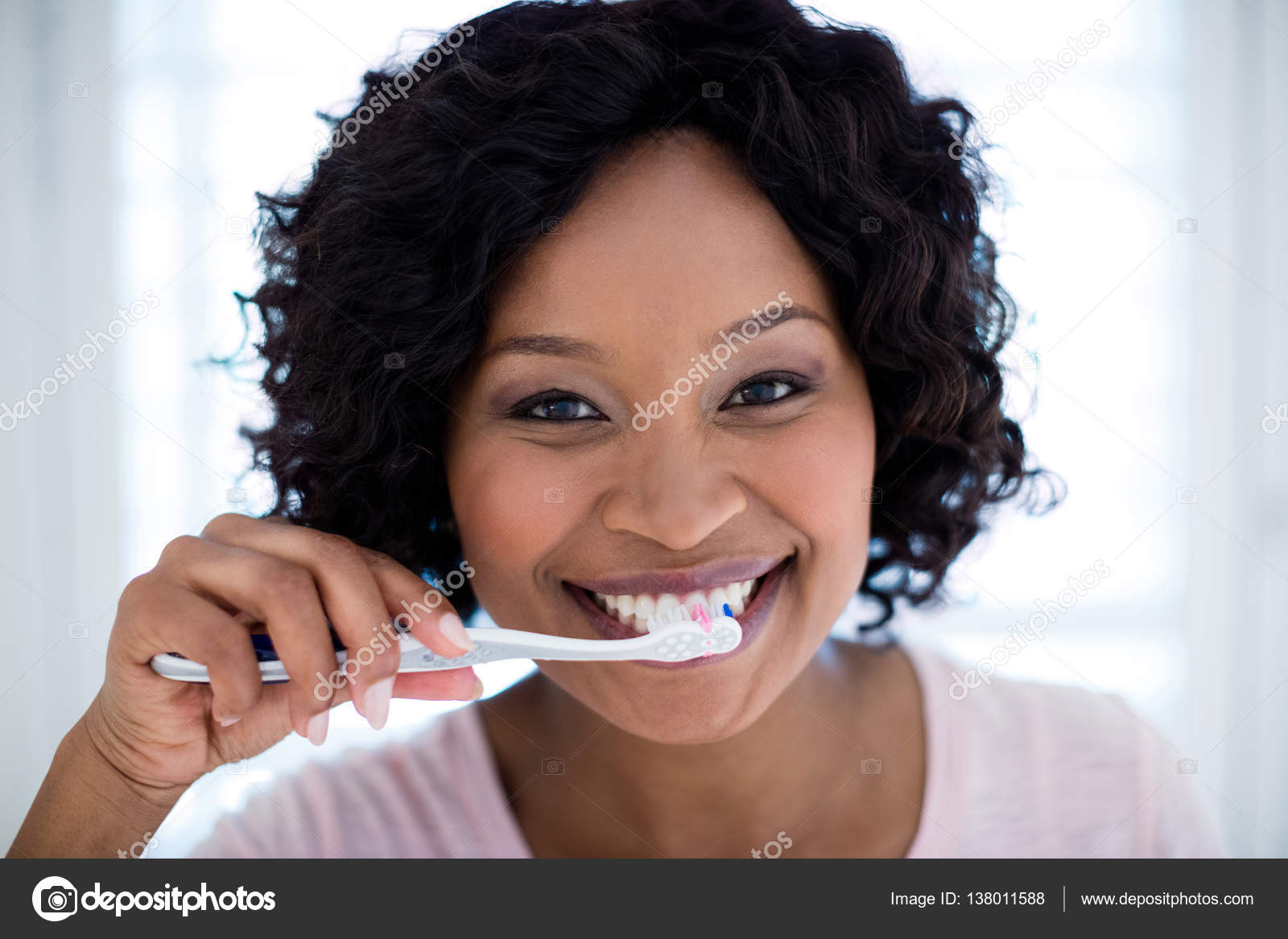 Mujer Cepillandose Los Dientes