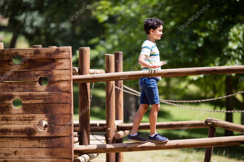 Niño caminando en un paseo por el parque 2023