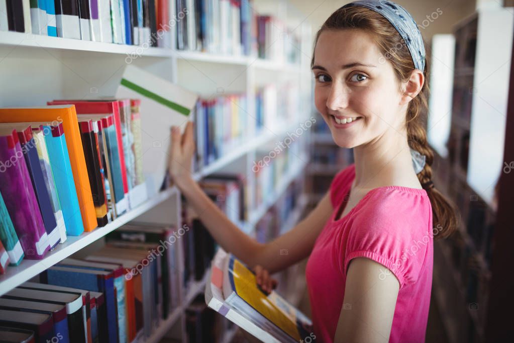 Colegiala seleccionar el libro de la estanter a del libro 2024