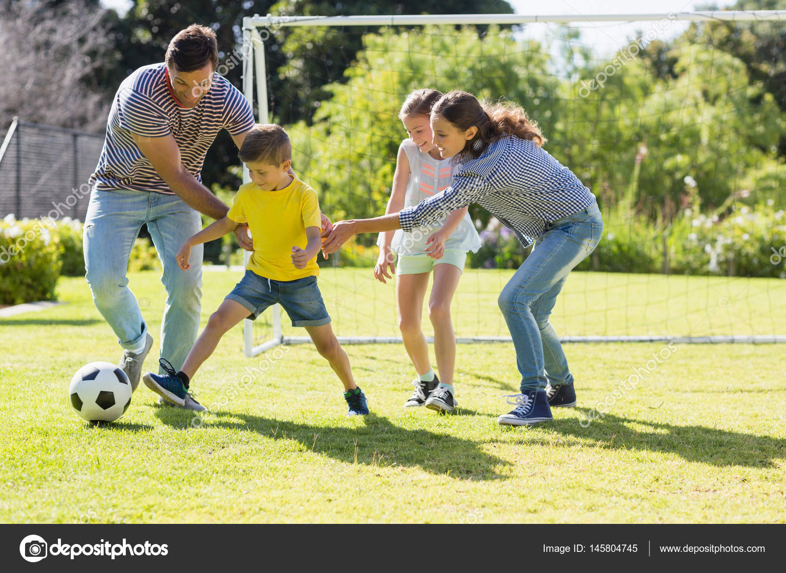 Familia jugando al fútbol juntos en el parque: fotografía de stock © Wavebreakmedia #145804745 ...
