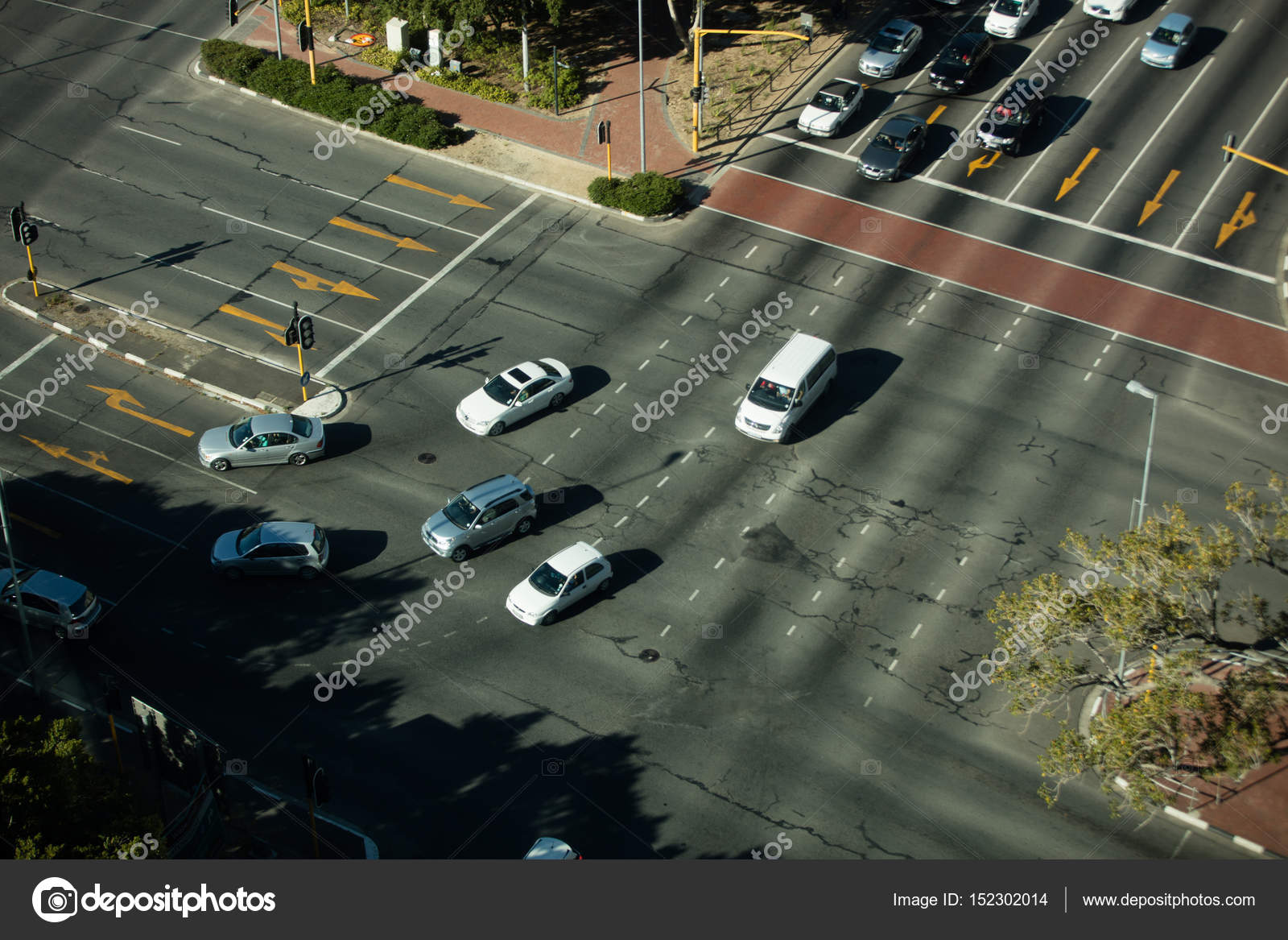 Road intersection in city on sunny day — Stock Editorial Photo ...