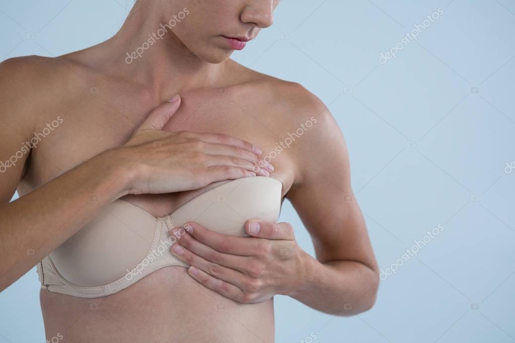 mujer revisando si hay bultos de c ncer de mama 2024