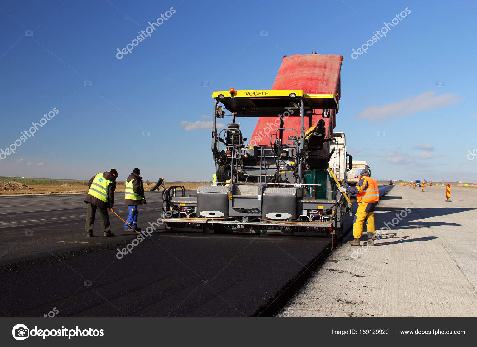 Tracked paver laying fresh asphalt pavement – Stock Editorial Photo ...