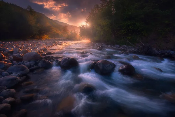 Paisajes rios fotos de stock, imágenes de Paisajes rios sin royalties ...