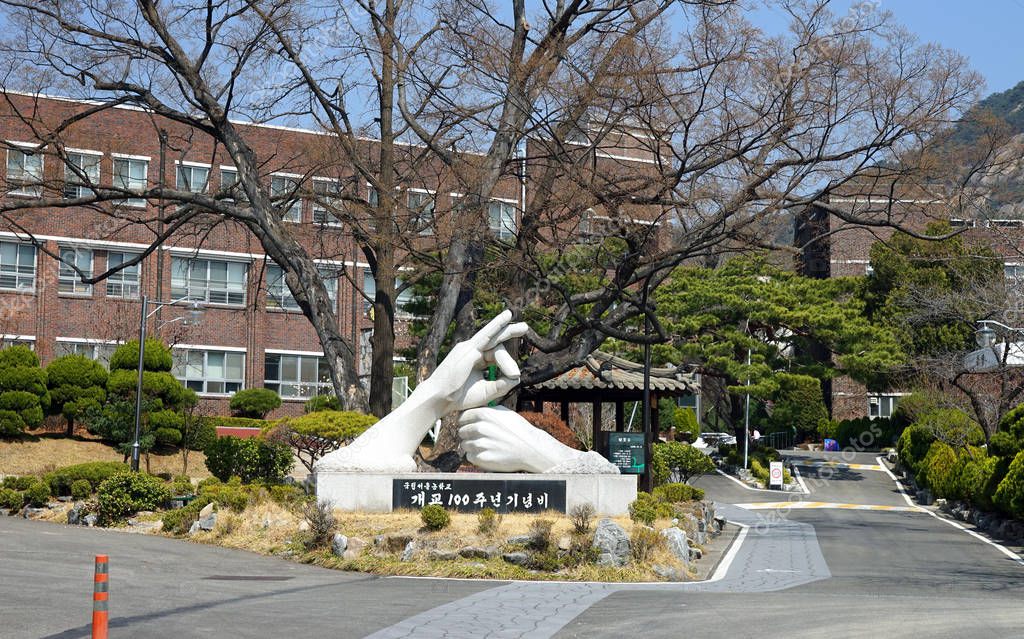 Seúl, marzo - 2019: Escuela para sordos. Monumento al centenario de la ...