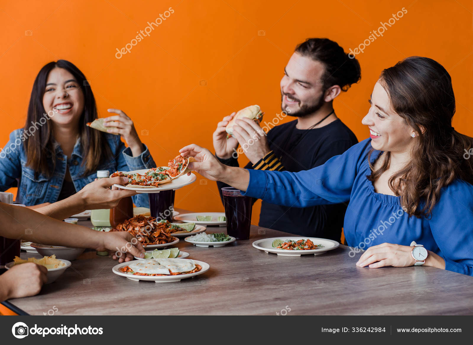 Mexicanos Comiendo Tacos Pastor Una Taquería Ciudad México: fotografía ...
