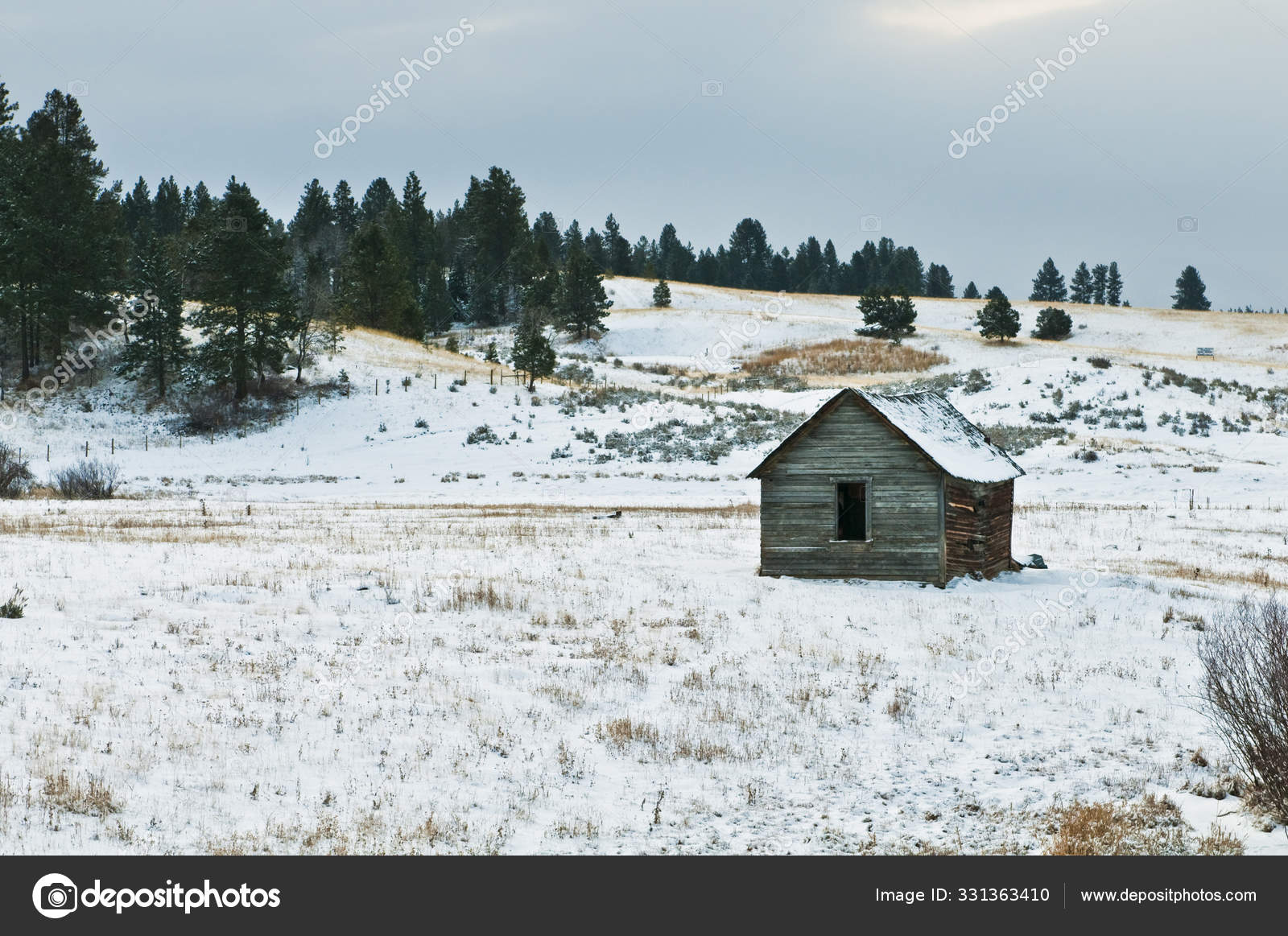 Small aged and dilapidated cabin sits on the hillside against th — Stock Photo © SulaeArts ...