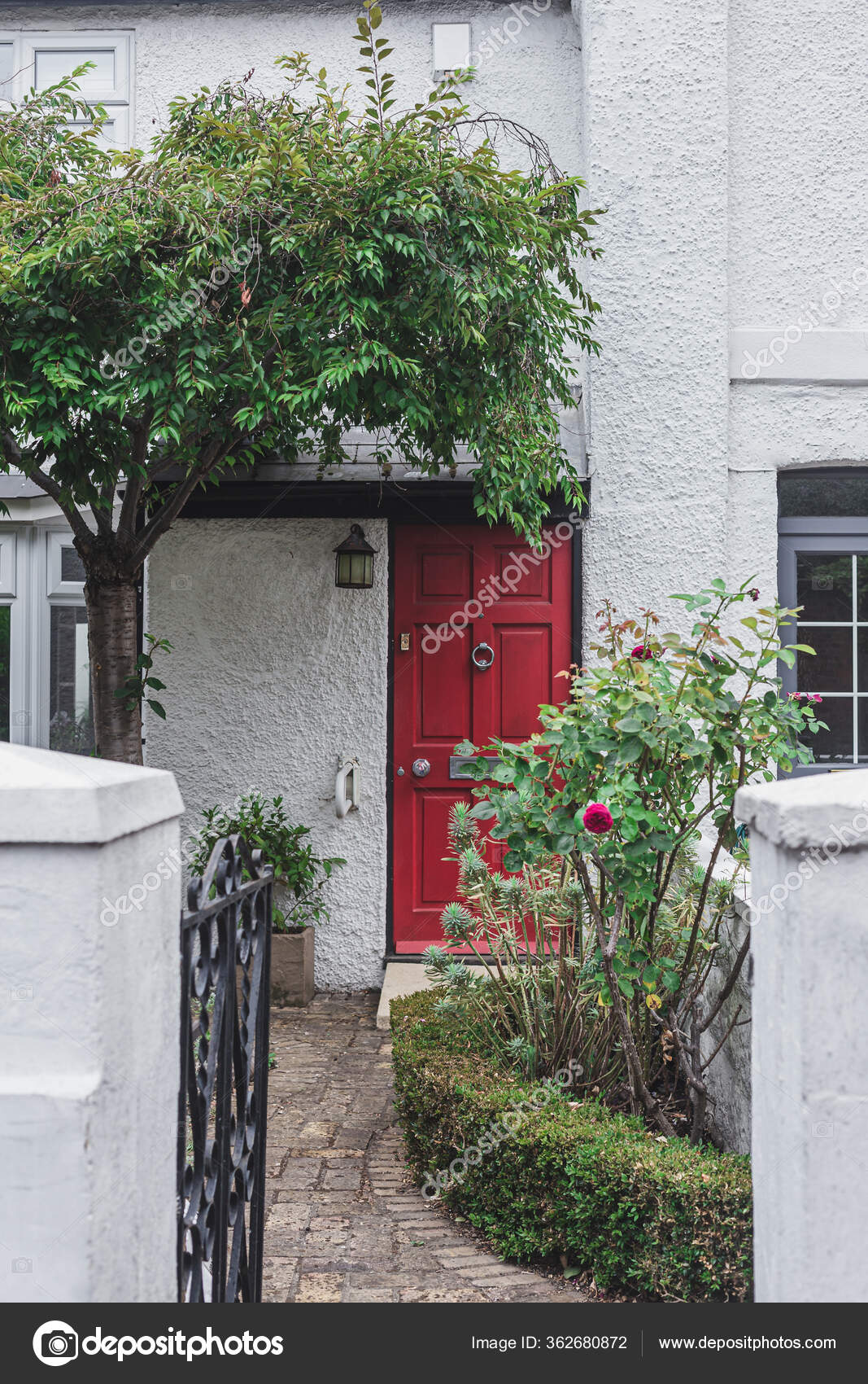 Colourful Bright Red Door Facade Traditional English Terraced House ...