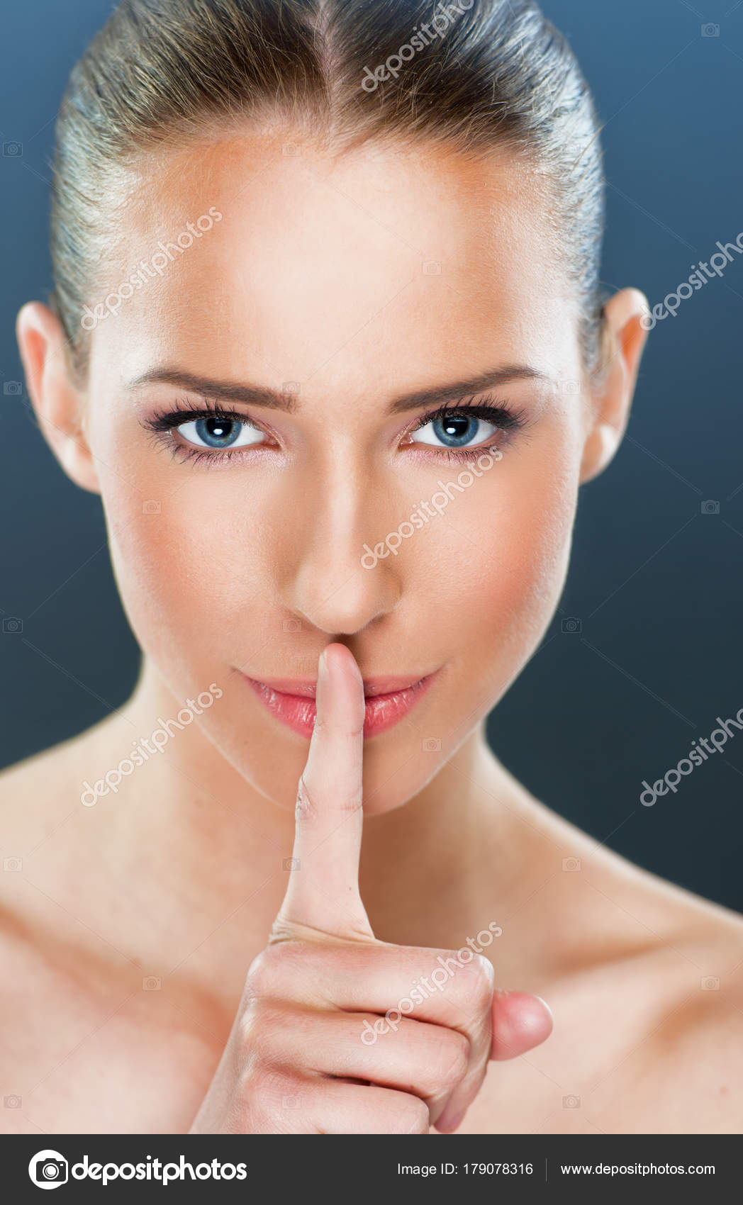 Belle Femme Montrant Geste Silence Gros Plan Sur Fond Bleu image libre ...