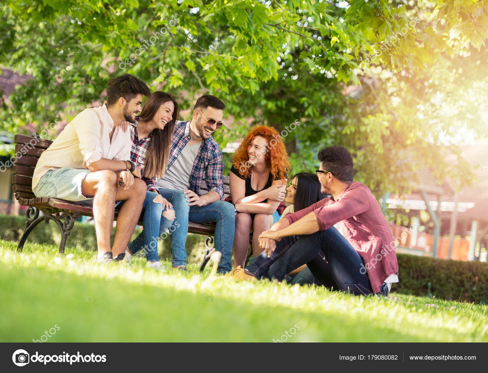 Grupo Jóvenes Divirtiéndose Aire Libre Banco Parque Fotografía De