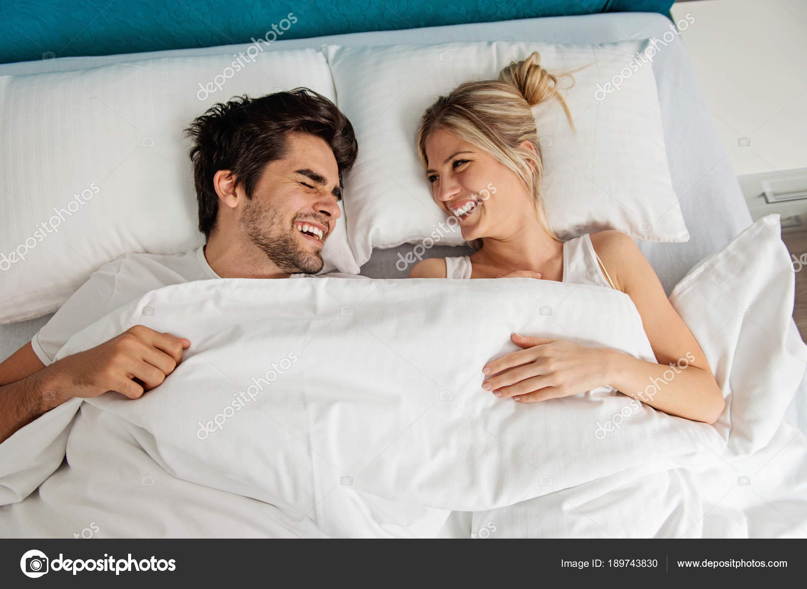 Joven Pareja Cariñosa Tumbada Cama Disfrutando: fotografía de stock ...