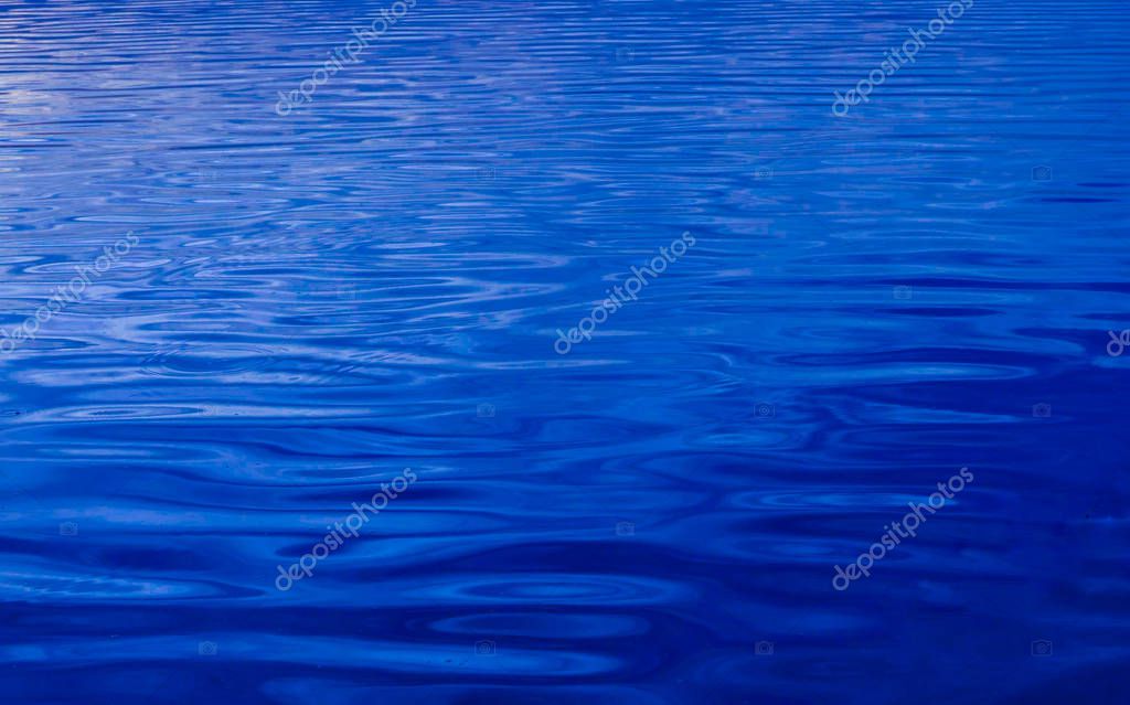 Fondo de textura de agua. Clásico color azul del año 2020 agua del lago ...