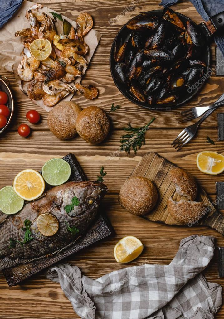 Vista superior de diversos mariscos y pescados horneados con pan y ...