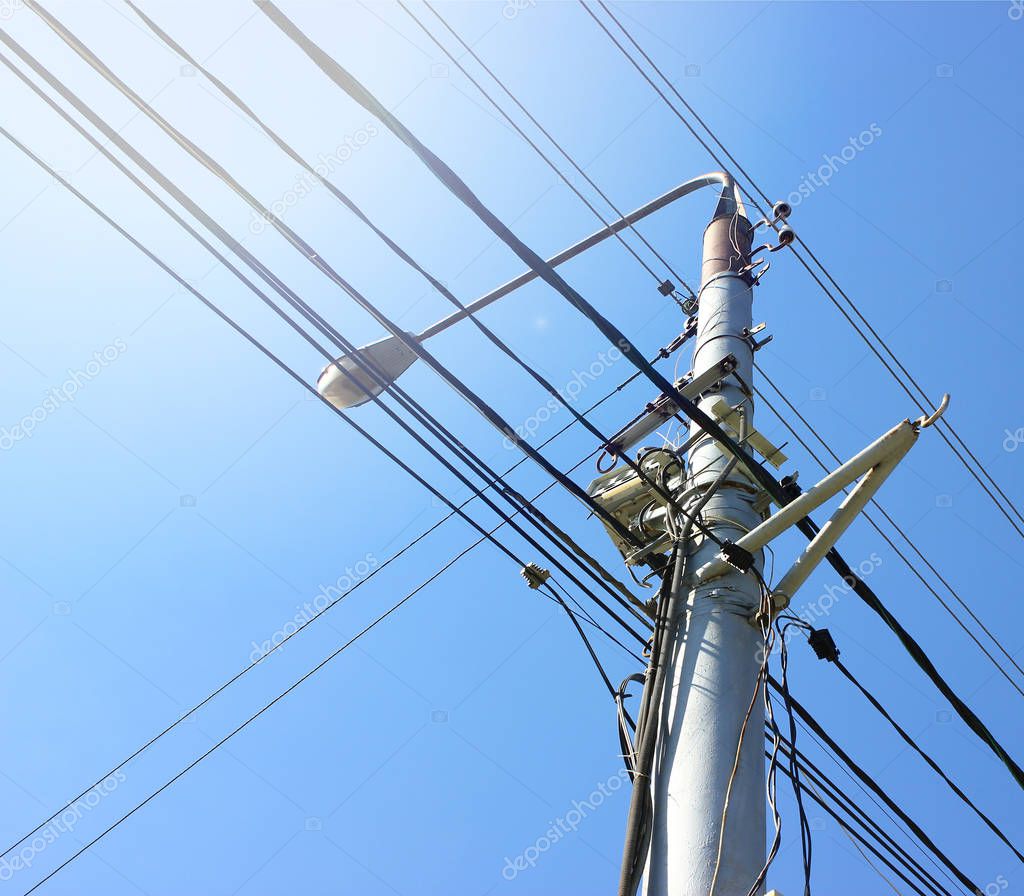 Pil n de electricidad de la torre de transmisi n sobre el cielo azul. Torre de celos a de acero ...