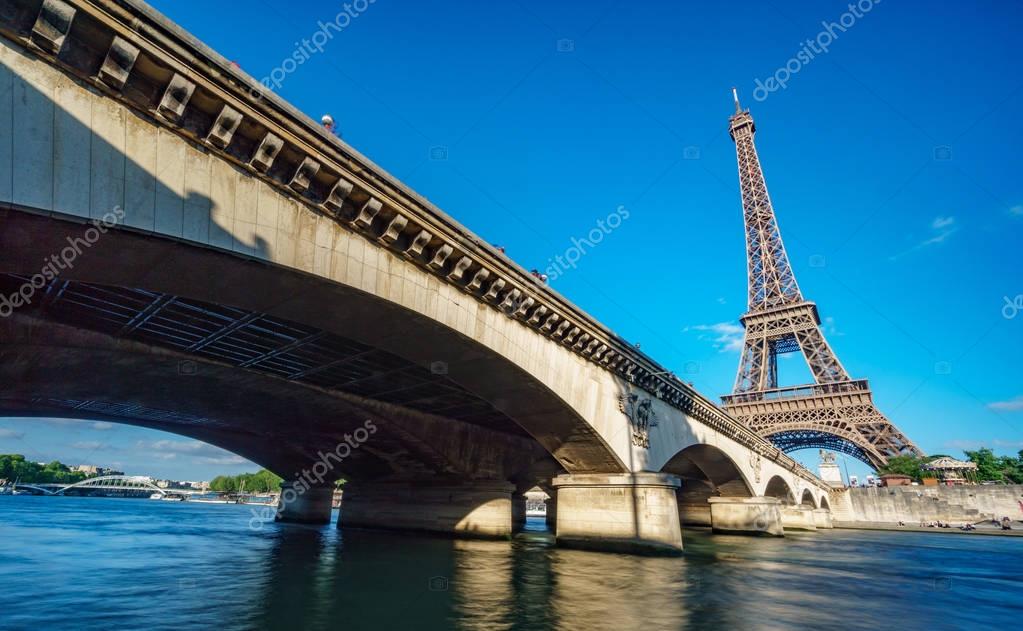 La Torre Eiffel y el puente sobre el río Sena en París 2025