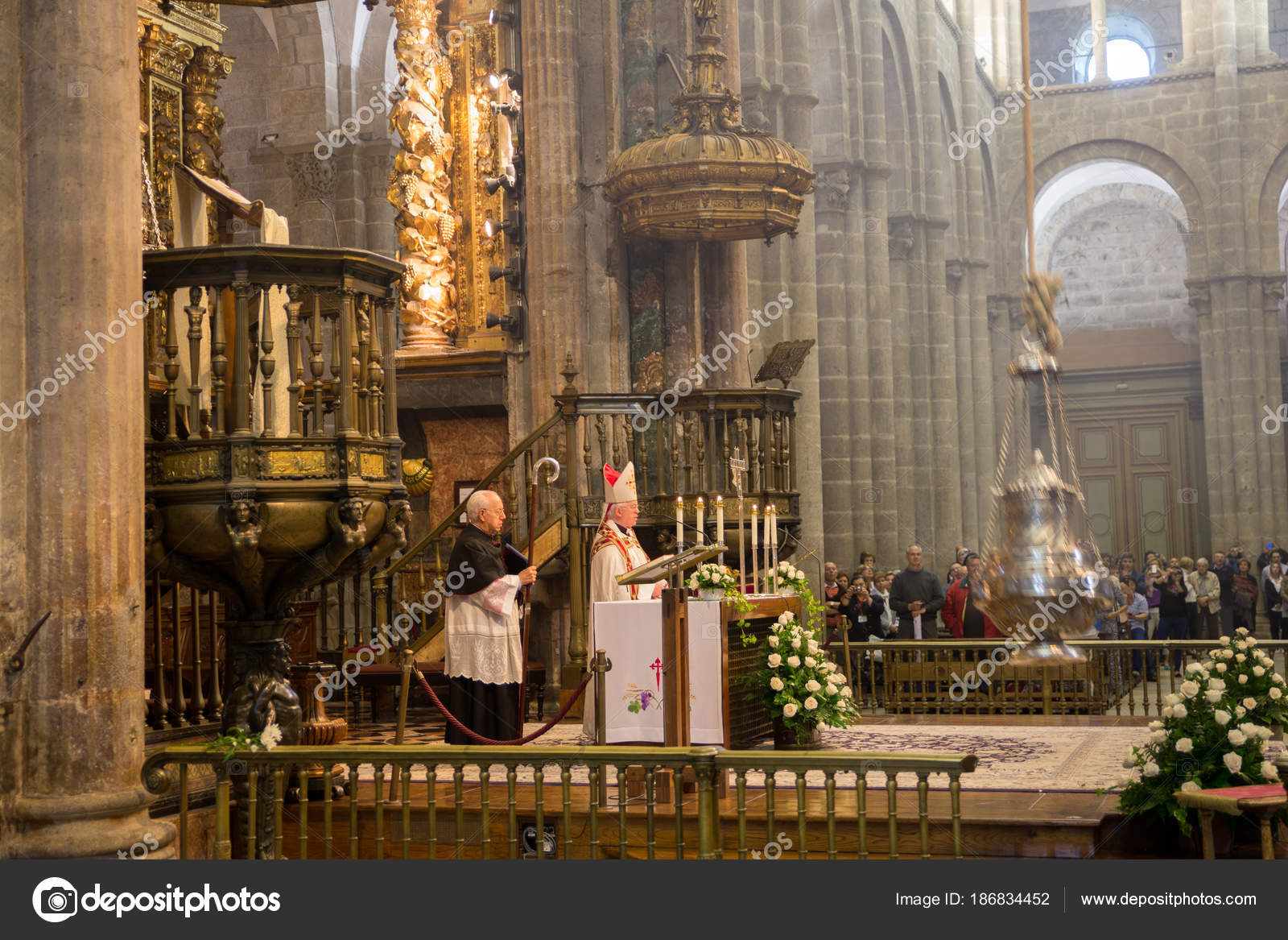 Archbishop and the famous huge botafumeiro — Stock Editorial Photo ...