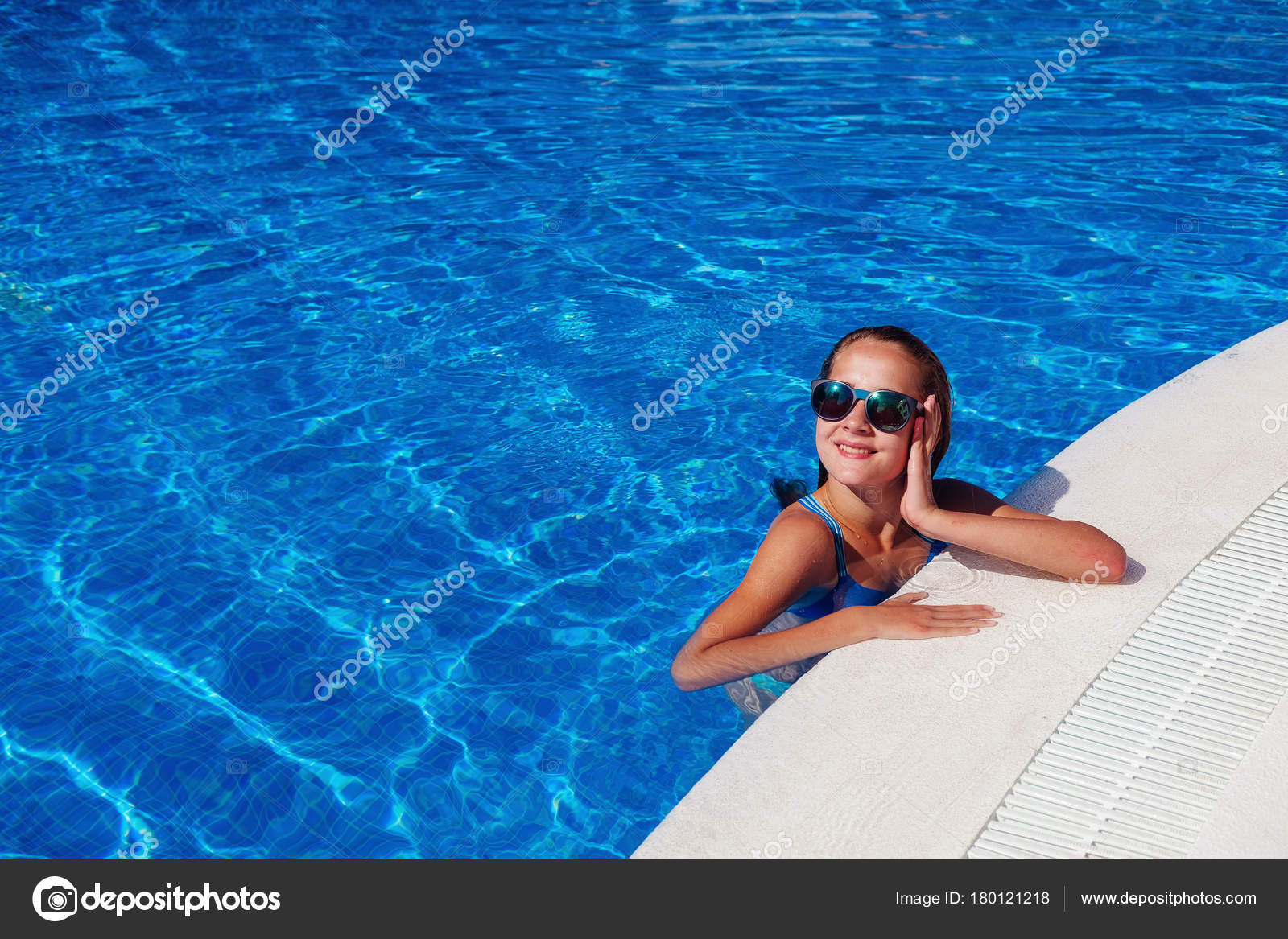 Belle Adolescente Nageant Dans Piscine Extérieure Plan Extérieur Espace
