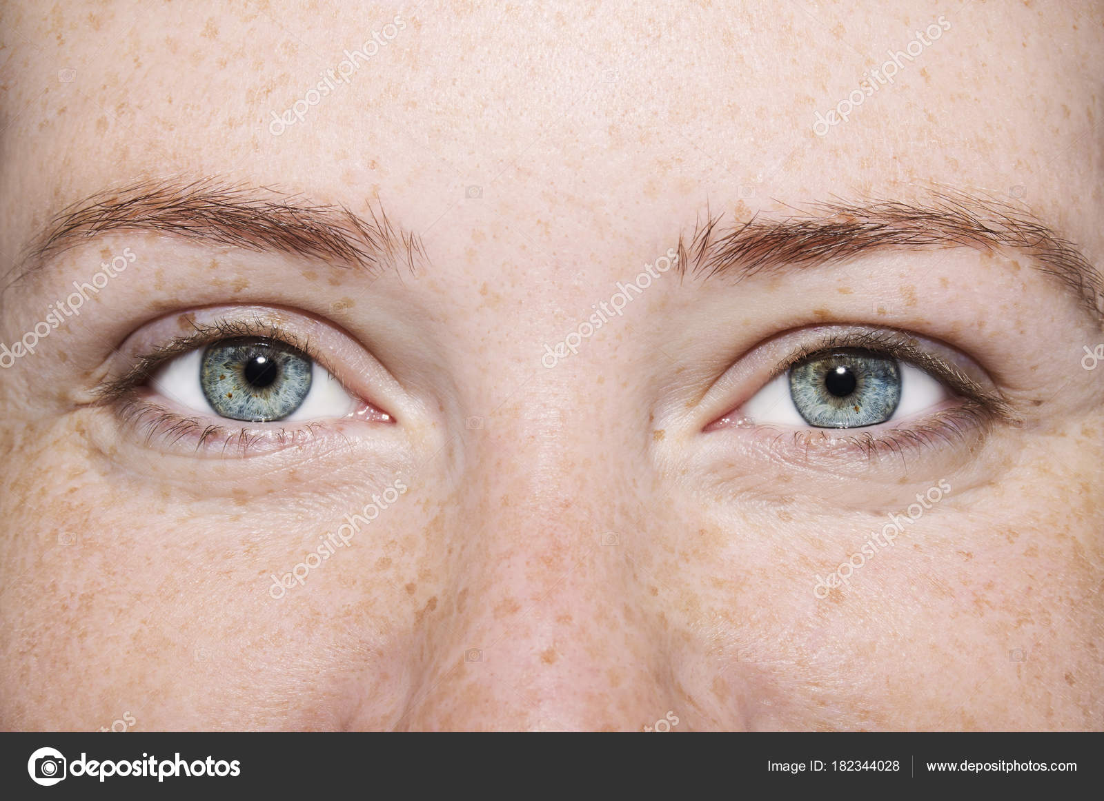 A beautiful insightful look girl's eyes. Close up shot — Stock Photo ...