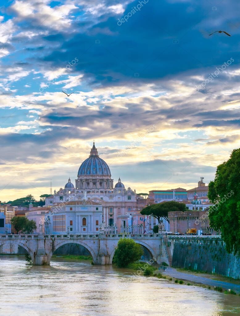 Una vista a lo largo del río Tíber hacia la Ciudad del Vaticano en Roma ...