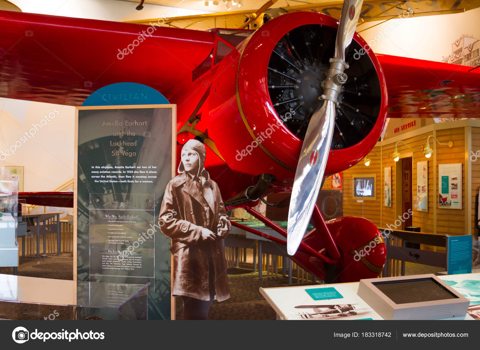 Amelia Earhart och röda Lockheed 5b Vega första kvinna att försöka t ...