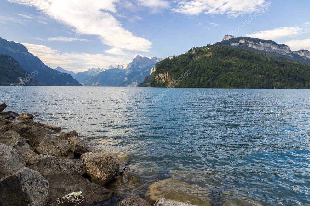 Urner Lake es una parte del lago de los Cuatro Cantones cerca de ...