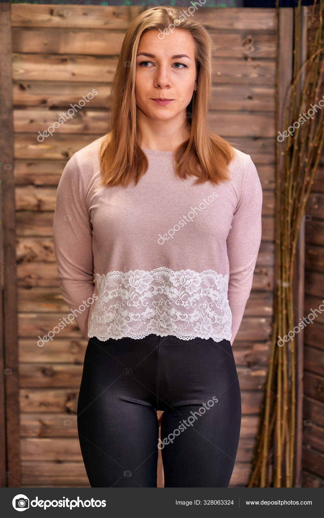 Concepto de estilo loft. Retrato de una bonita chica rubia en un suéter ...