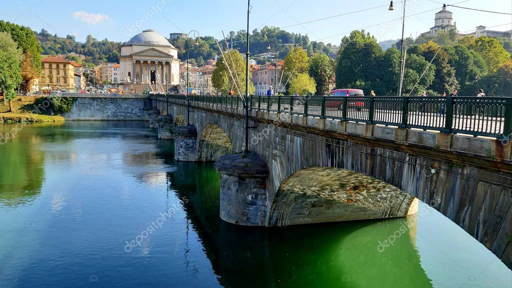 Torino, Italia - 24 / 10 / 2019: Hermosa vista al río Po, con un ...