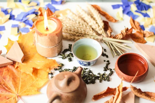 ceremonia del té verde en la mesa con vela encendida 2023