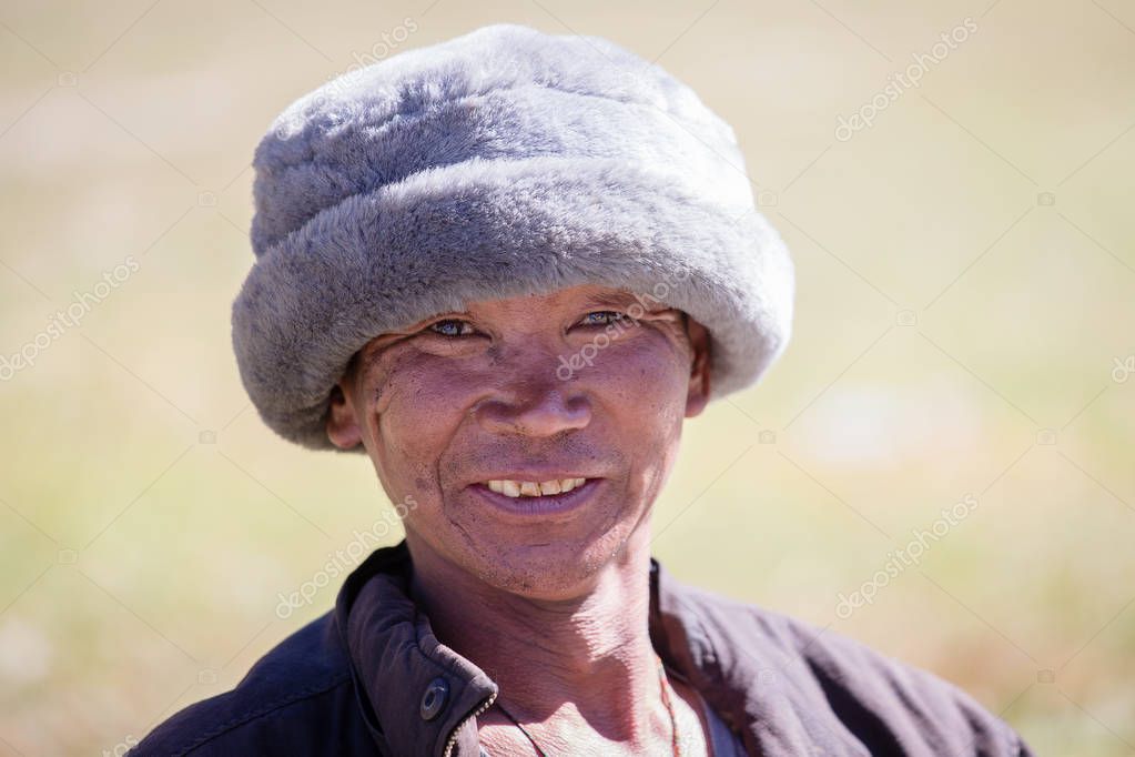 Stående gubbe i folkdräkt i Himalaya by, Nepal — redaktionellt ...