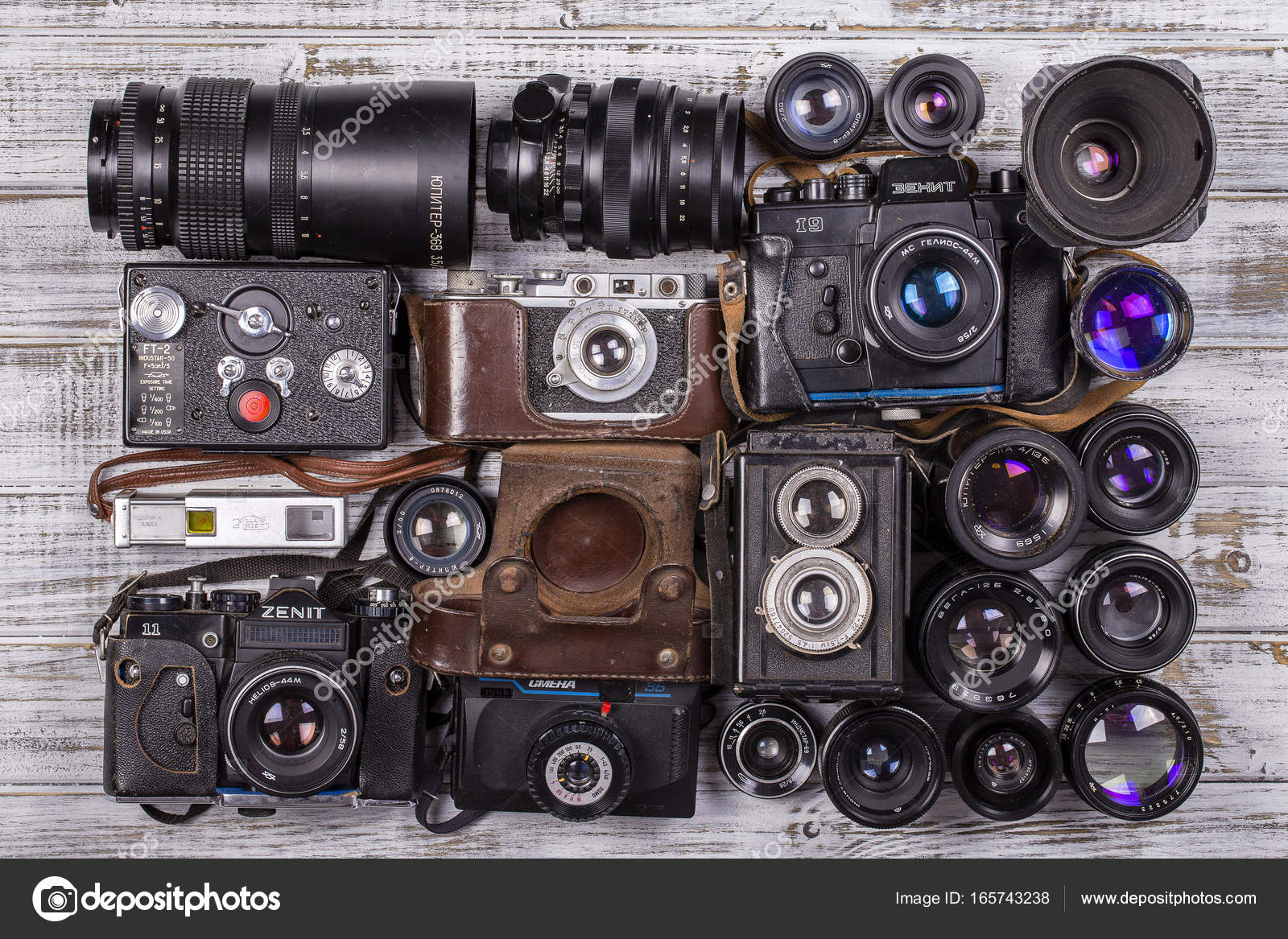 Various vintage photo cameras and old lenses, close up — Stock ...