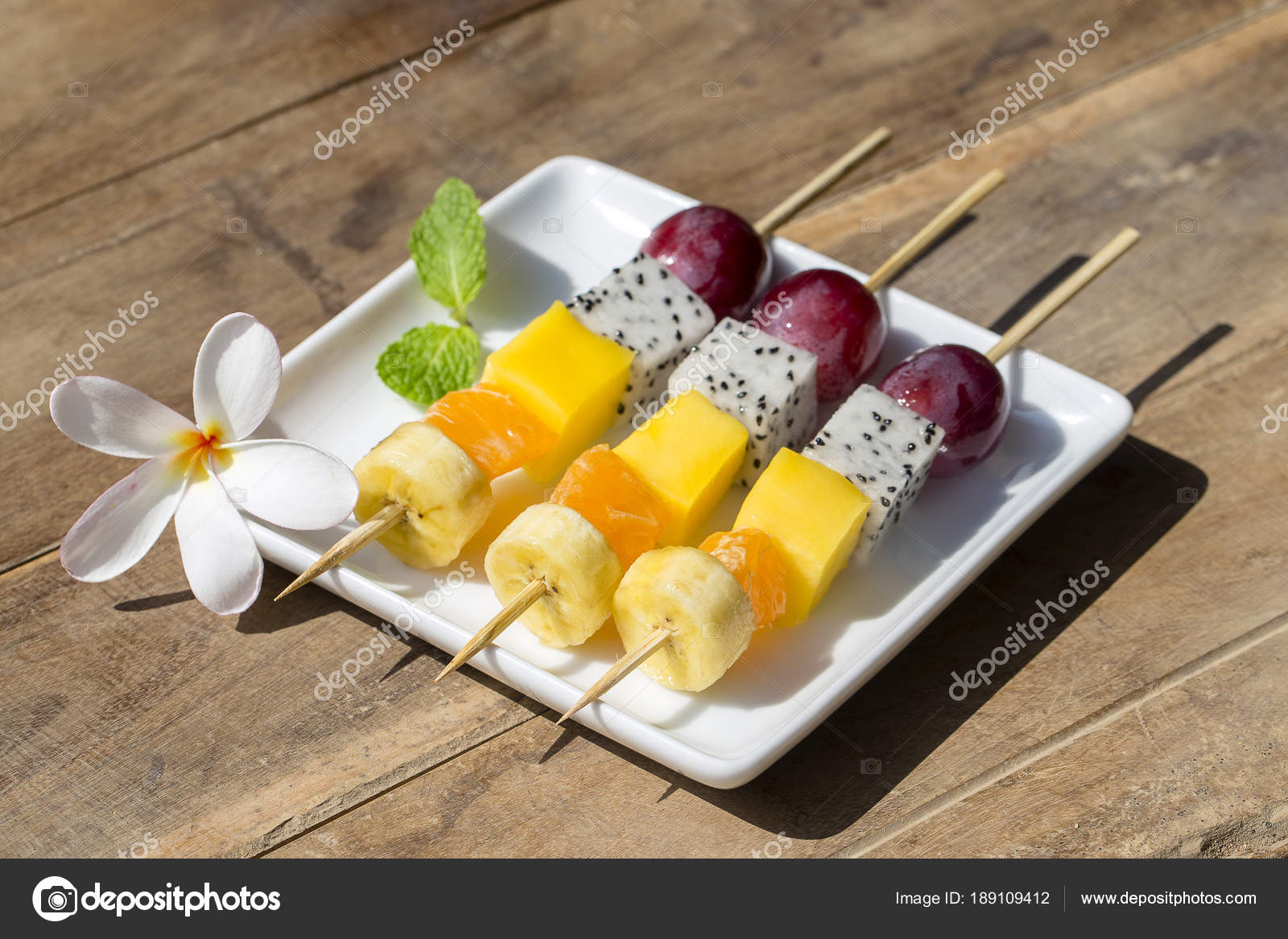 Imágenes: pincho de fruta | Fruta tropical fresca en pinchos en un ...