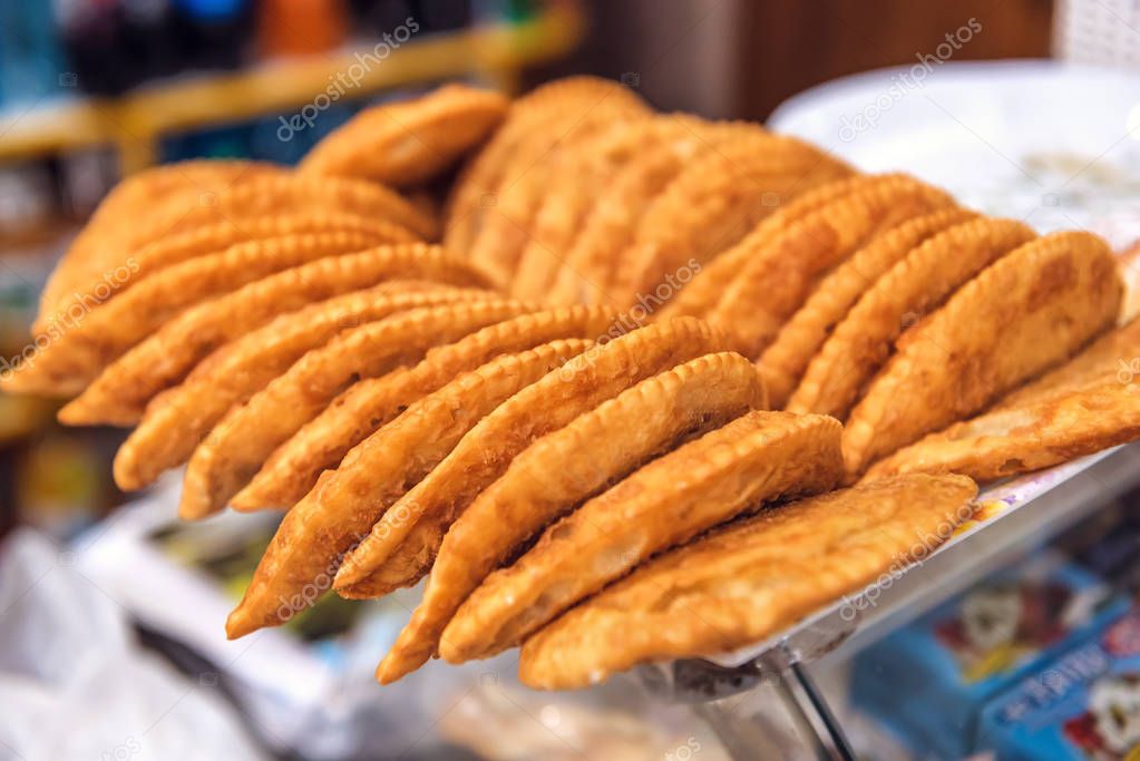 Cheburek - el pastel frito con la carne y la cebolla. Plato tradicional ...