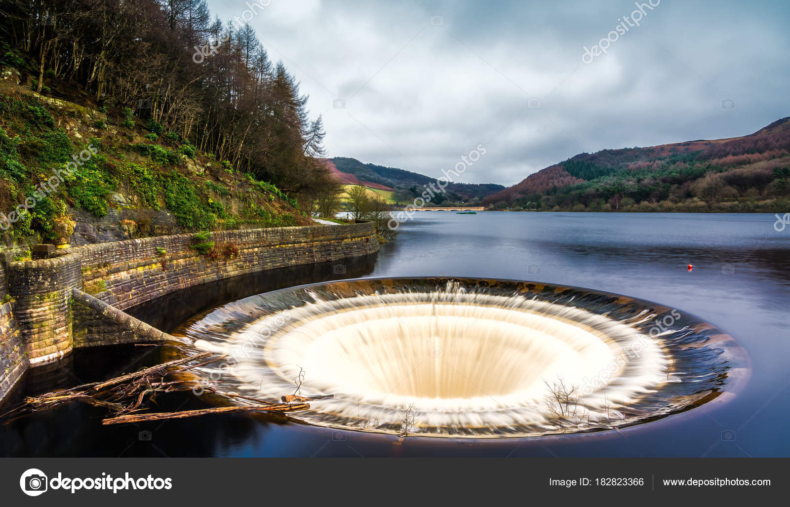 Bell Mouth Overflow Plug Hole at Ladybower Reservoir — Stock Photo ...