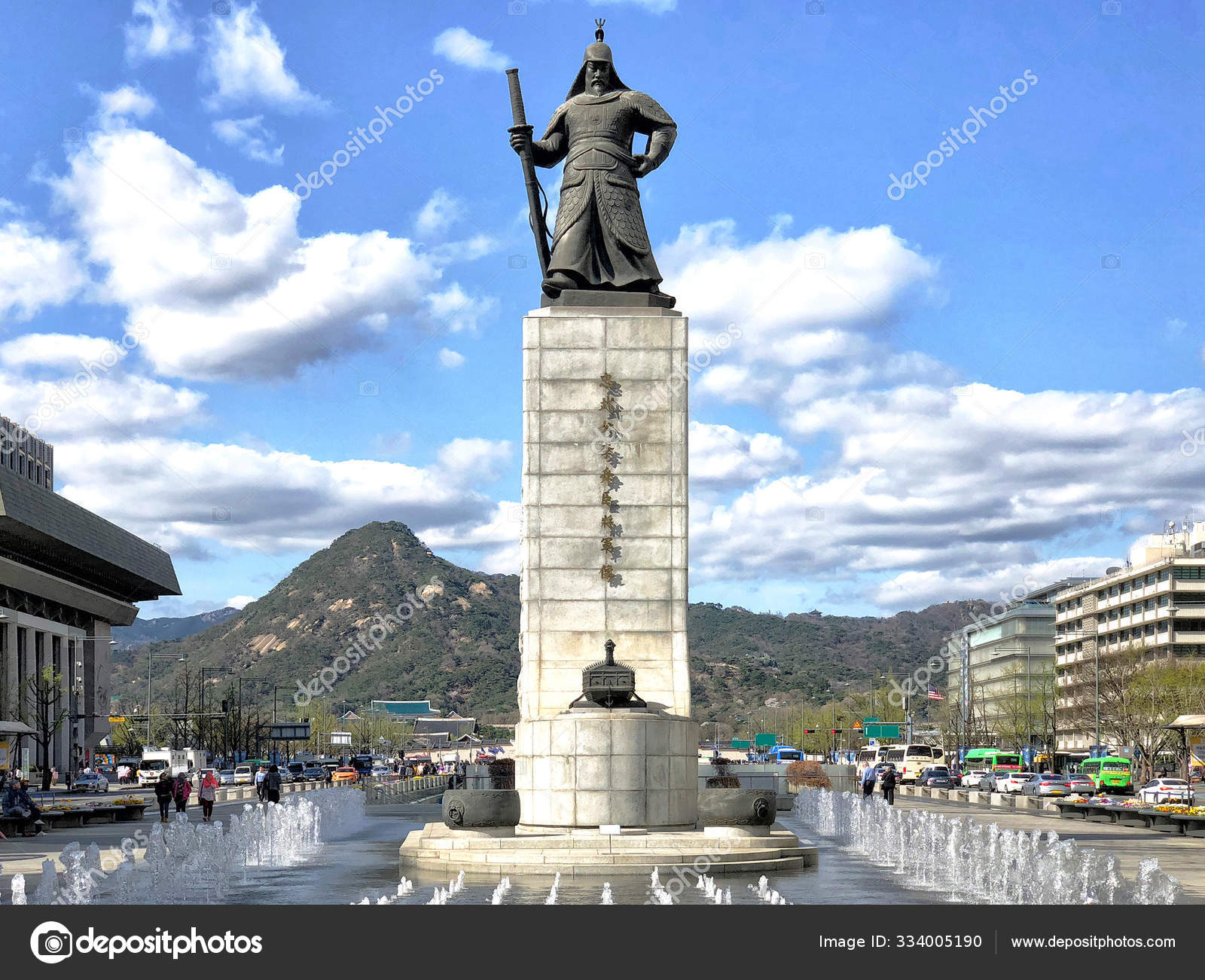 Statue of Yi Sun-Shin in Center of Gwanghwamun Square in South K ...