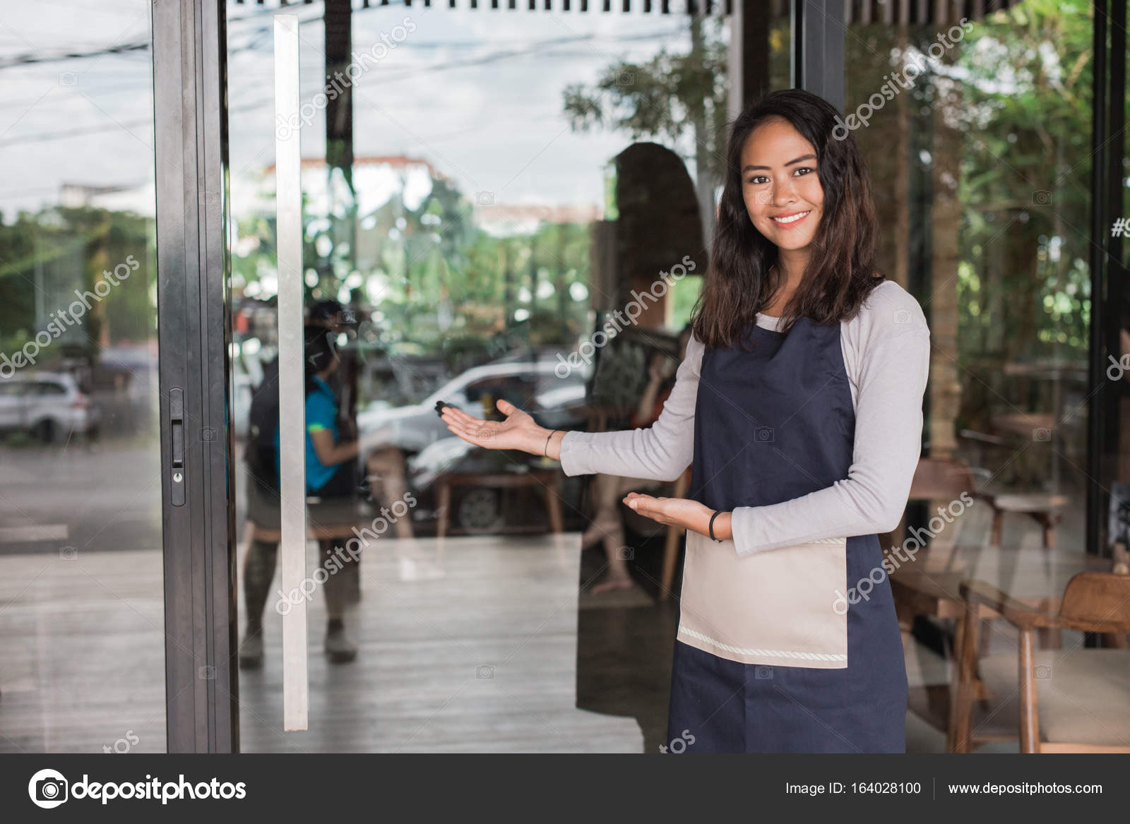 Waitress welcoming customer — Stock Photo © odua #164028100