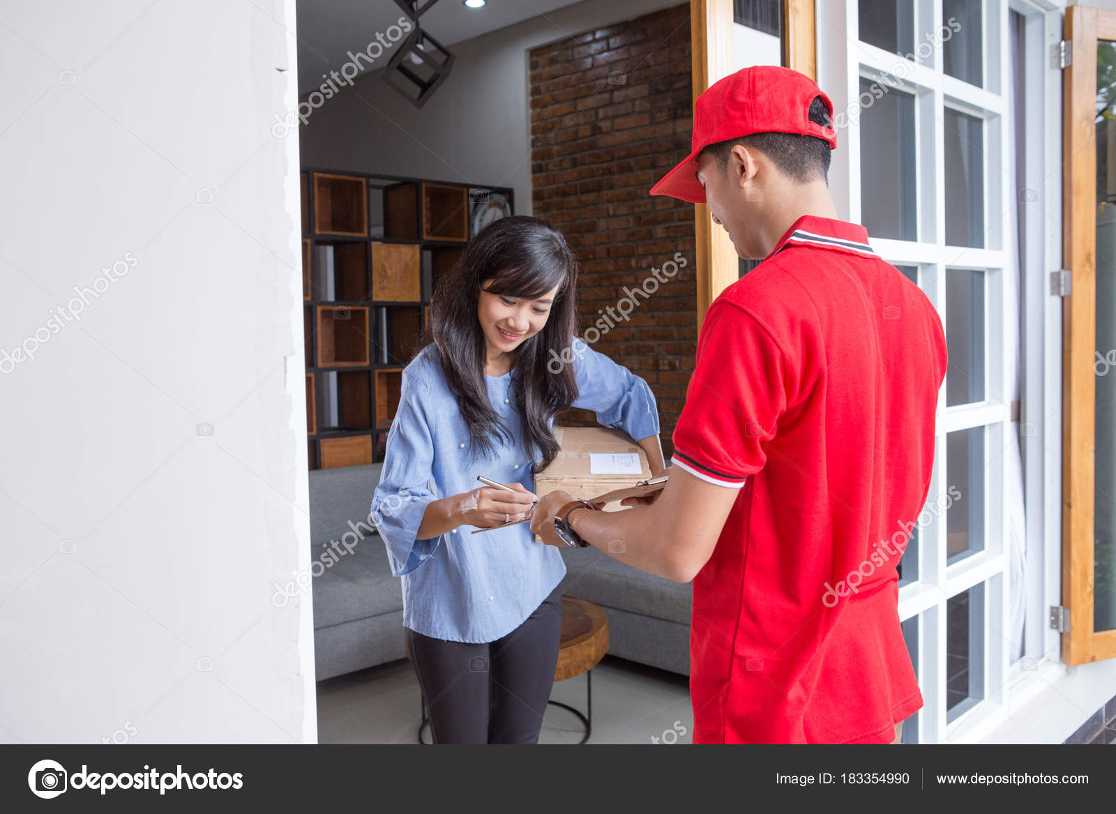 Delivery man delivering box — Stock Photo © odua #183354990