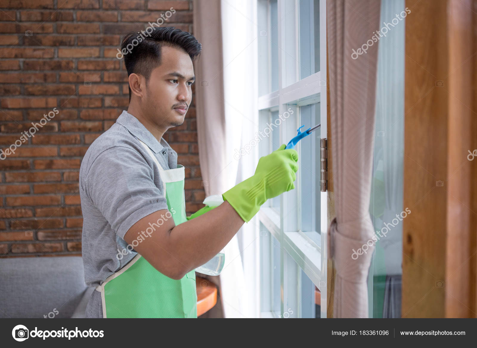Man cleaning window Stock Photo by ©odua 183361096