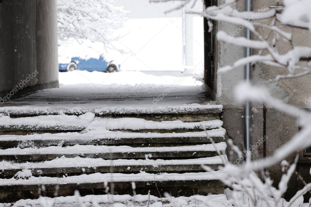 Peligrosas escaleras sin limpiar en frente del edificio, escalera ...
