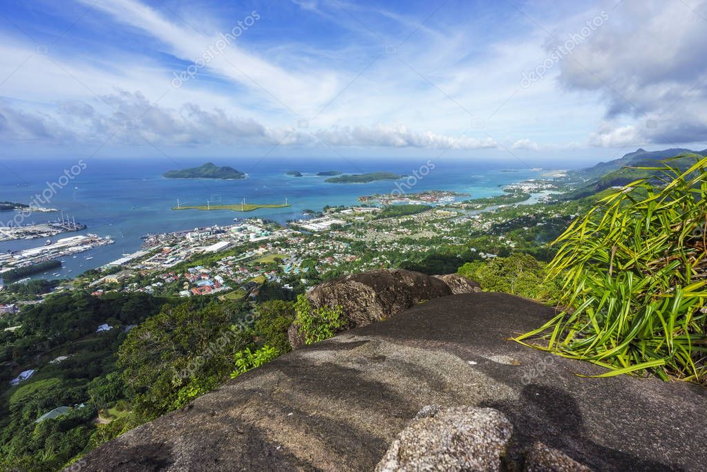 Senderismo por el sendero de la copolia, rocas de granito en la selva ...
