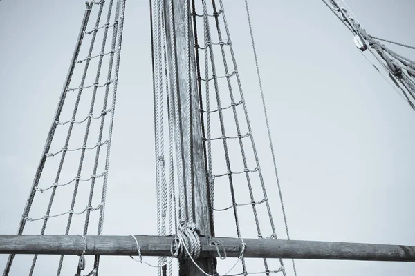 Wooden Mast, Rigging and Ropes of sailing boat — Stock Photo ...