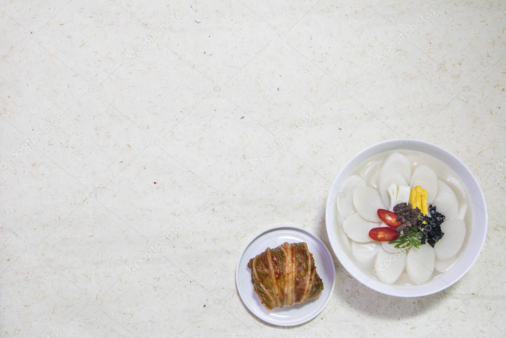 un marco que consiste en los accesorios tradicionales de Corea del Año ...